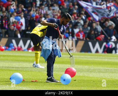 Groundsman bursting the balloons before kick offduring Premier League ...