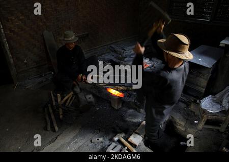 Ki Empu Sungkowo Hrumbrodjo (68), the 17th decendat of a keris maker ...