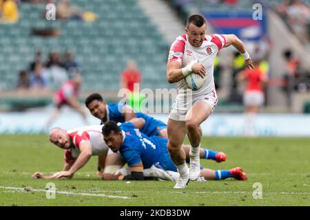 Alex Davis of England runs with the ball during the HSBC World Sevens ...