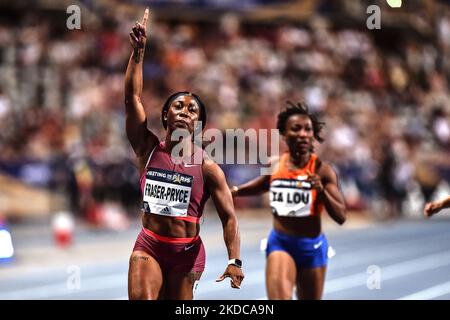 Shelly-Ann Freser-Pryce of Jamaica (C) competes in 100 meters women ...