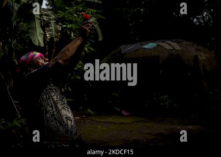 Tata Cuyut, a Pipil priest prepares a ritual during a summer solstice ...