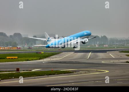 Close up photography of a Boeing 777 autopilot panel Stock Photo - Alamy