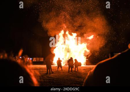 People watch the Wallingford 1155 Bonfire & Fireworks night at the ...