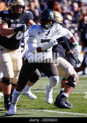 Oregon defensive end Brandon Dorlus (3) celebrates a stop against ...