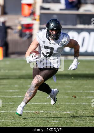 Oregon tight end Terrance Ferguson (3) celebrates after scoring a ...