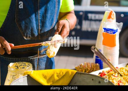 Preparing elotes, traditional Mexican street food Stock Photo - Alamy