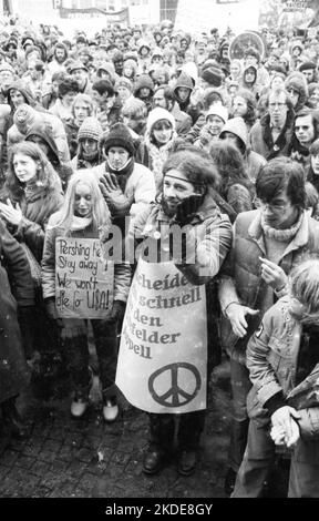 Peace movement demonstrates against missile bases despite heavy ...