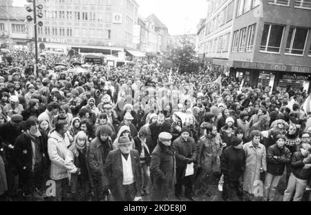 Peace movement demonstrates against missile bases despite heavy ...