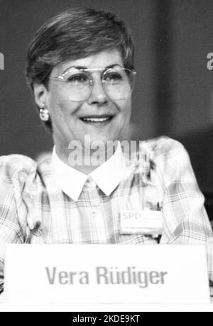 SPD Party Conference April 1982. Helmut Schmidt, Germany Stock Photo ...