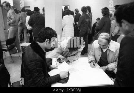 Large crowd of unemployed people at the labour office on 23.01.1980 in ...
