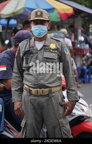 Indonesian Municipal Police regulate traffic of transportation Stock ...