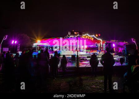 The 'Twister' ride Bicester Bonfire night funfair at Pingle Field Stock ...