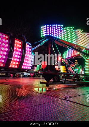 The 'Twister' ride Bicester Bonfire night funfair at Pingle Field Stock ...