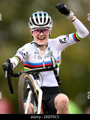 Dutch Puck Pieterse celebrates as she crosses the finish line to win ...