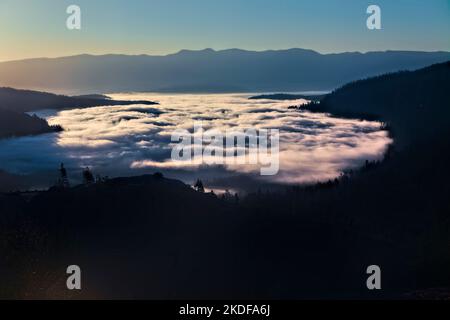 Sea of clouds below the Donner Summit, Truckee, California, USA Stock ...
