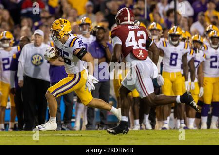 LSU tight end Mason Taylor (86) carries the ball after a reception ...