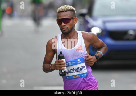 Men's elite runner Daniel do Nascimento crosses the 20k mark at the ...