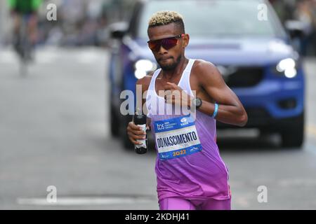 Men's elite runner Daniel do Nascimento crosses the 20k mark at the ...