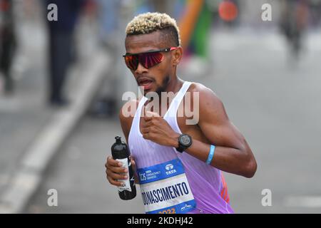 Men's elite runner Daniel do Nascimento crosses the 20k mark at the ...