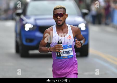 Men's elite runner Daniel do Nascimento crosses the 20k mark at the ...