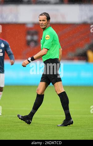VOLENDAM - Referee Bas Nijhuis during the Dutch Eredivisie match ...