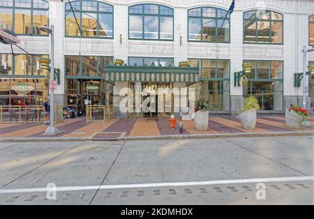Halle Building (originally Pope Building) was built in three stages ...