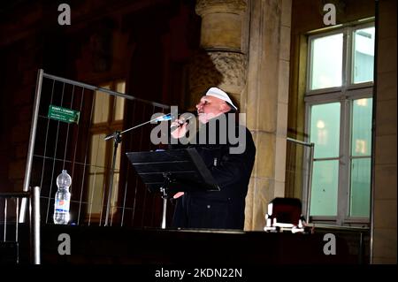 Andreas Hofmann aka Dj Happy Vibes bei der Montagsdemo auf dem ...