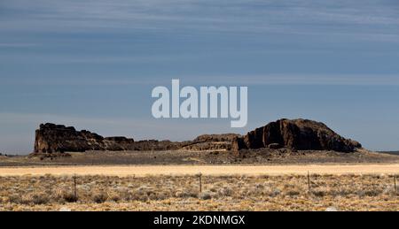 Views of Fort Rock in the Oregon High Desert Stock Photo - Alamy