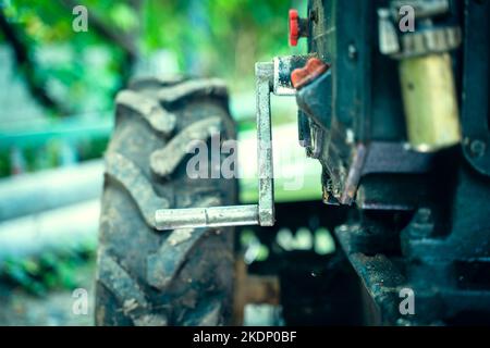 Crooked starter for starting the engine of a walk-behind tractor close ...