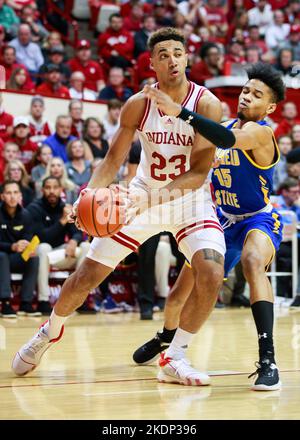 Morehead State guard Kalil Thomas (15) grabs a rebound over Illinois ...