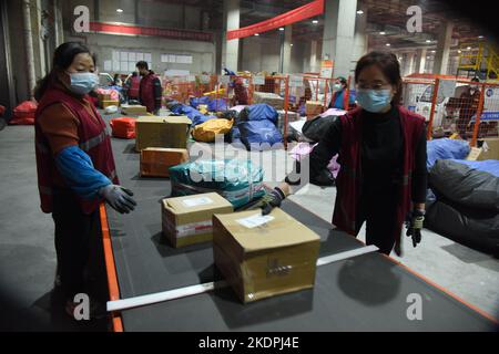 Yuantong Express staff are sorting express packages on the assembly ...