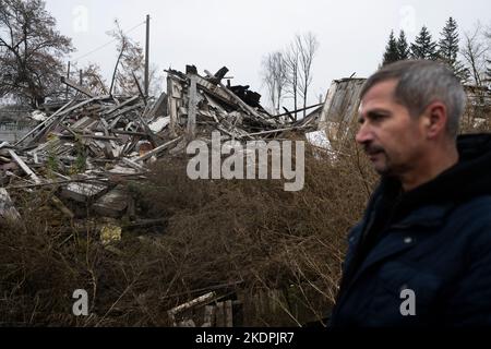 Chernihiv, Ukraine. 06th Nov, 2022. Women walk past a damaged building ...