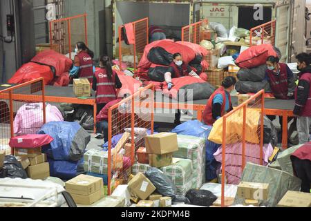 Yuantong Express staff are sorting express packages on the assembly ...