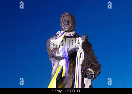 Ex Leeds United legend 'Don Revie' statue outside Leeds United Football ...