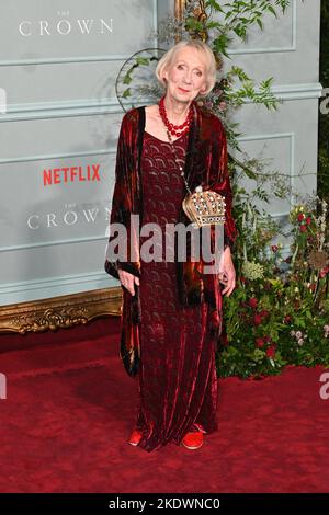 THE CROWN, Marcia Warren as Queen Elizabeth the Queen Mother (center ...