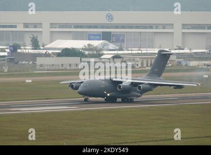 The large transport aircraft Xian Y-20 makes its debut at the 2022 ...