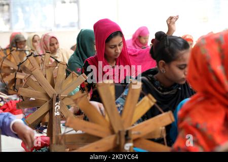 November 8, 2022, Dhaka, Bangladesh: Workers spin thread from cotton to ...