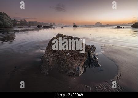 Beautiful sunset in Southern Oregon viewed from kissing rock beach ...