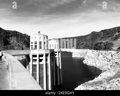A breathtaking grayscale shot of Hoover Dam Hydroelectric power plant ...