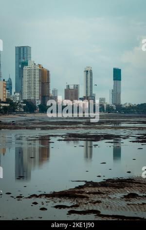 Beach front view of Mumbai city bridge in India Stock Photo - Alamy