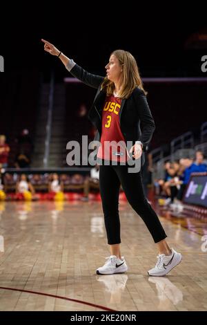 USC head coach Lindsay Gottlieb gestures during the first half of an ...