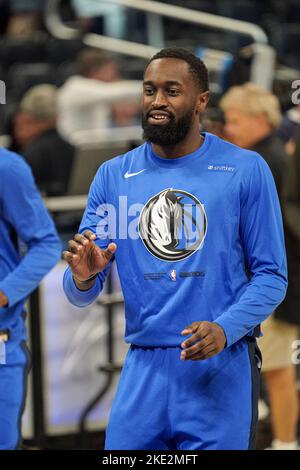 Dallas Mavericks forward Tim Hardaway Jr. reaches for the ball against ...