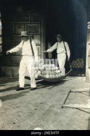 Cheese sellers in the canals of Alkmaar, Holland 1960s Stock Photo - Alamy