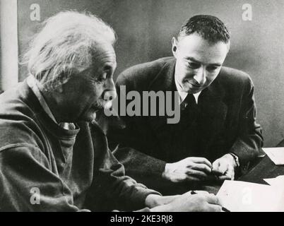 Albert Einstein and Robert Oppenheimer Stock Photo - Alamy