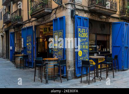 Small Spanish bodega in the alleys of Barcelona, Catalonia, Spain Stock ...