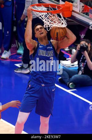 Dallas Mavericks' Dwight Powell (7) dunks as Sacramento Kings' Jonas ...