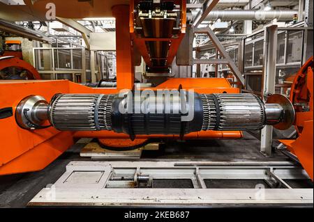 Metal shaft with rubber layers and equipment to form tire Stock Photo ...