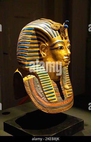 The iconic burial mask of Tutankhamun Stock Photo - Alamy