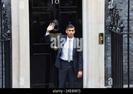 Prime Minister Rishi Sunak arrives at No10 Downing Street Stock Photo ...