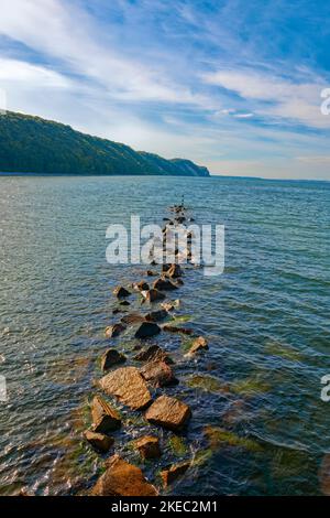 Stones as breakwaters at the Sellin Bay, Ostseebad Sellin, Rügen ...
